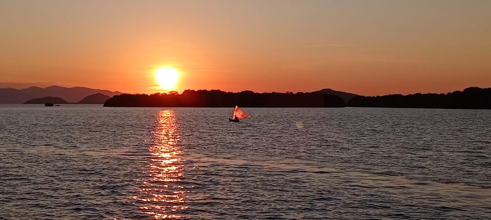 Sunset Trip Labuan Bajo – Kelor, Menjerite & Kalong Island